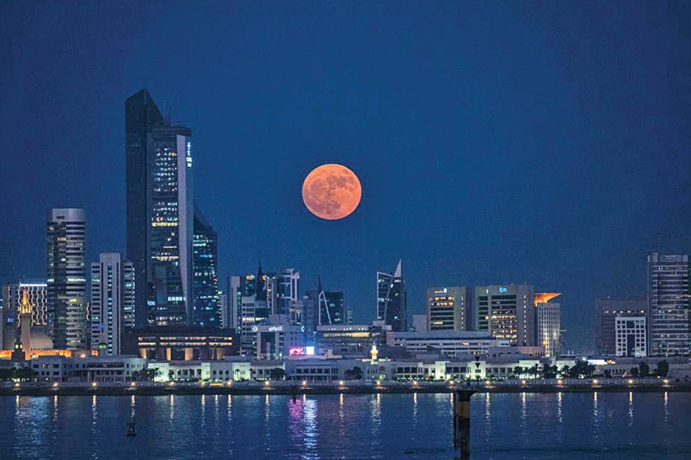 القمر العملاق في سماء الكويت - جريدة الجريدة الكويتية